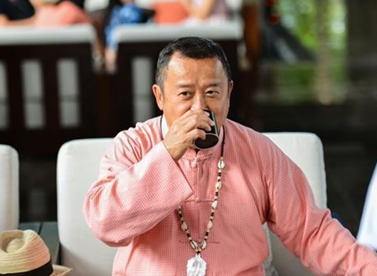 Zeng Zhiwei and Zhou Libo toured the film and television park, wearing ...