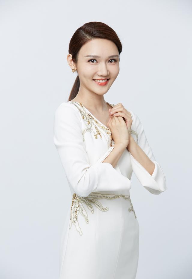 CCTV "Miss Finance and Economics" Long Yang: 32-year-old still single ...