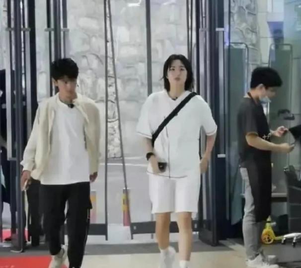 Yao Anna takes Ding Zhen to the supermarket, is taller than a boy?Work ...