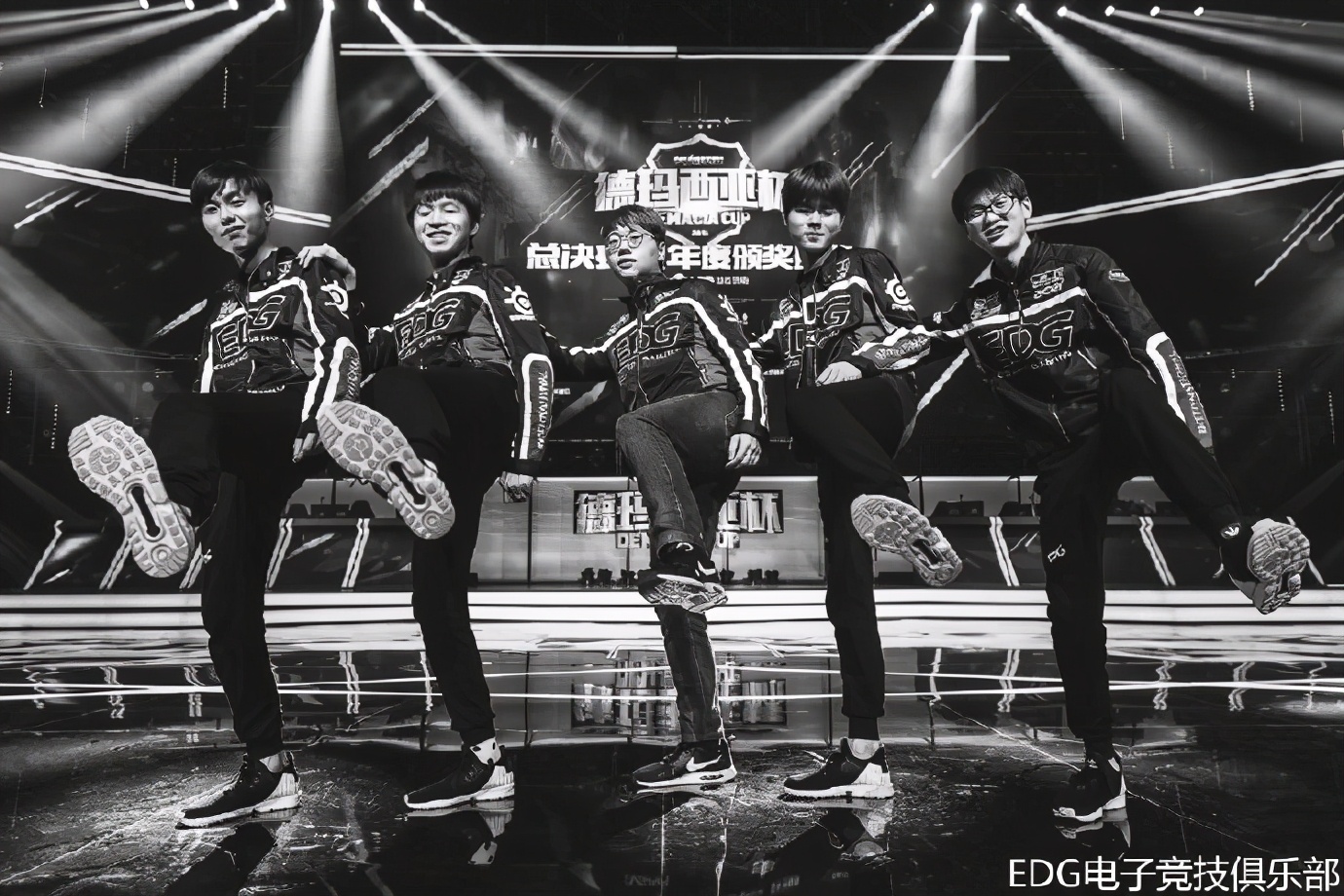 : Four years ago, November 24th: Deft and Pawn officially left EDG - iNEWS
