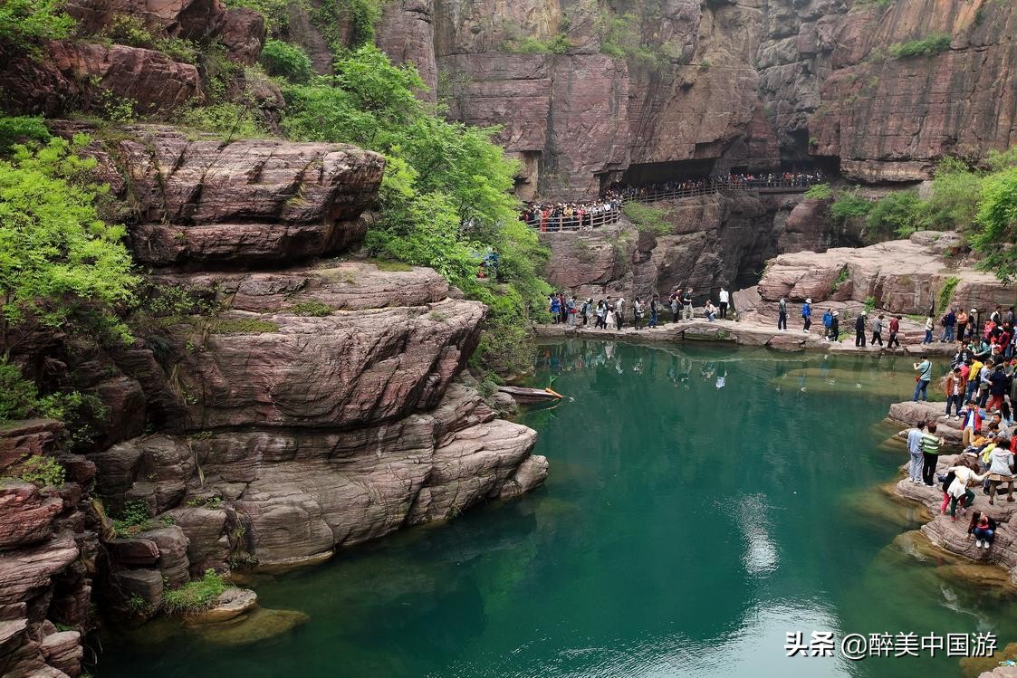 Visit the Hongshi Gorge scenic area, the river flows through the gorge ...