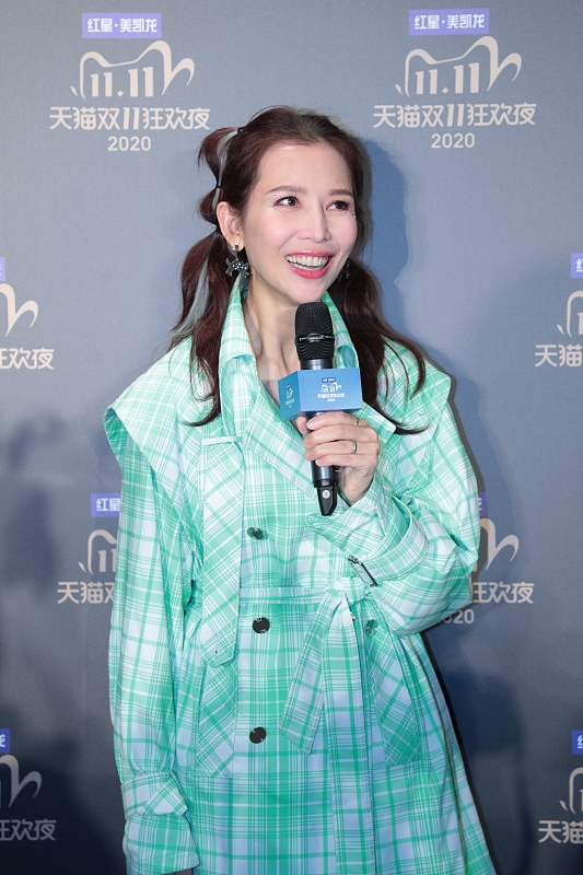 "Niang Niang" is too cute, Cai Shaofen is wearing a green plaid trench ...