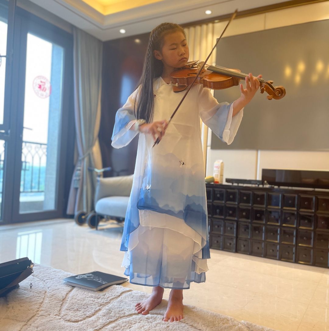 Yue Yunpeng's wife sent her two daughters to summer camp, and her ...