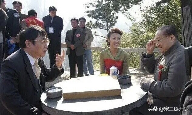 Jin Yong once invited Nie Weiping's family for a small gathering. Nie ...