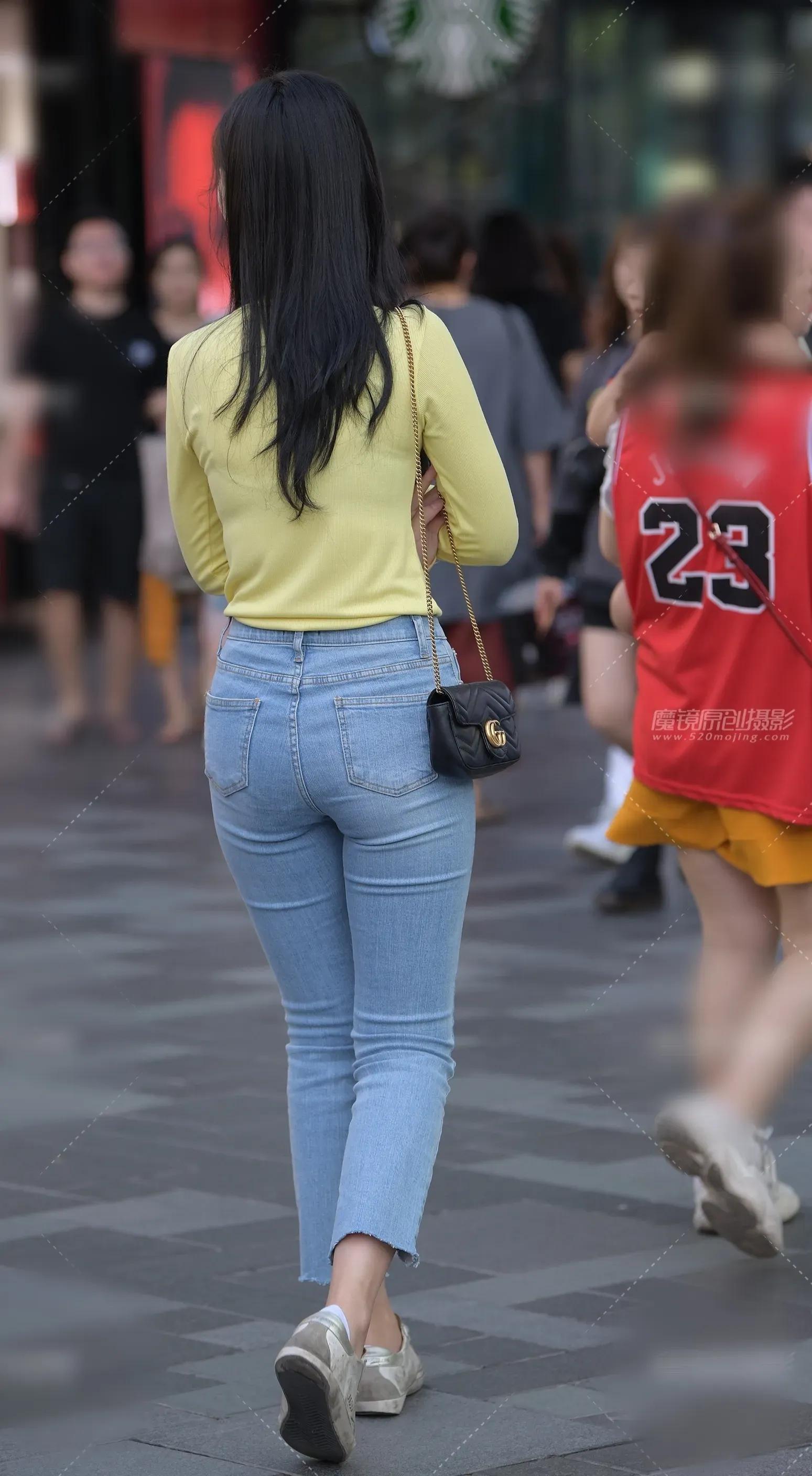 The Young Lady In The Street Shooting Beautiful Pictures In Skinny