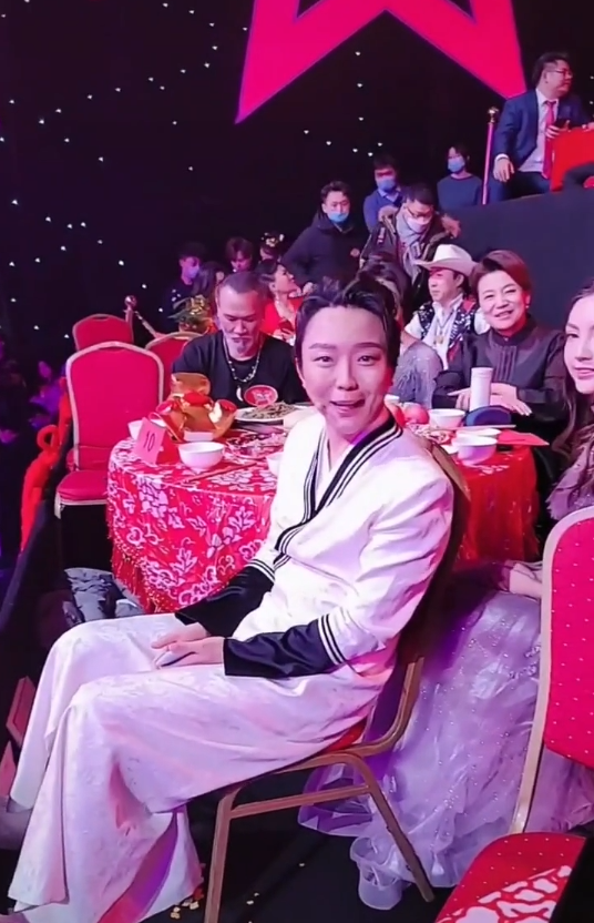Li Yugang became a piece of paper? Same frame as Yu Wenhua and Liu Dacheng, but his face is ...
