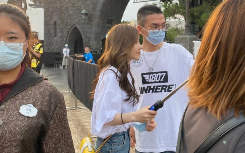 Feng Timo appeared in Universal Studios, with a superb look under the ...