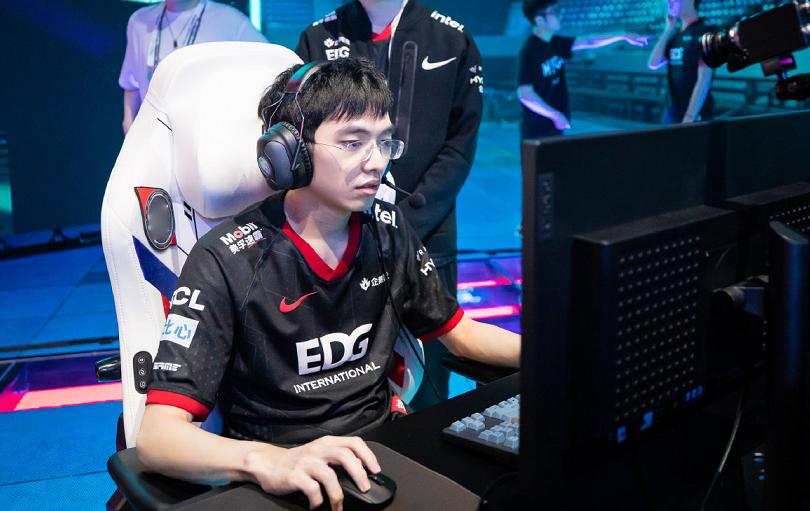 The age of the starting players in the LPL World Tournament is ...