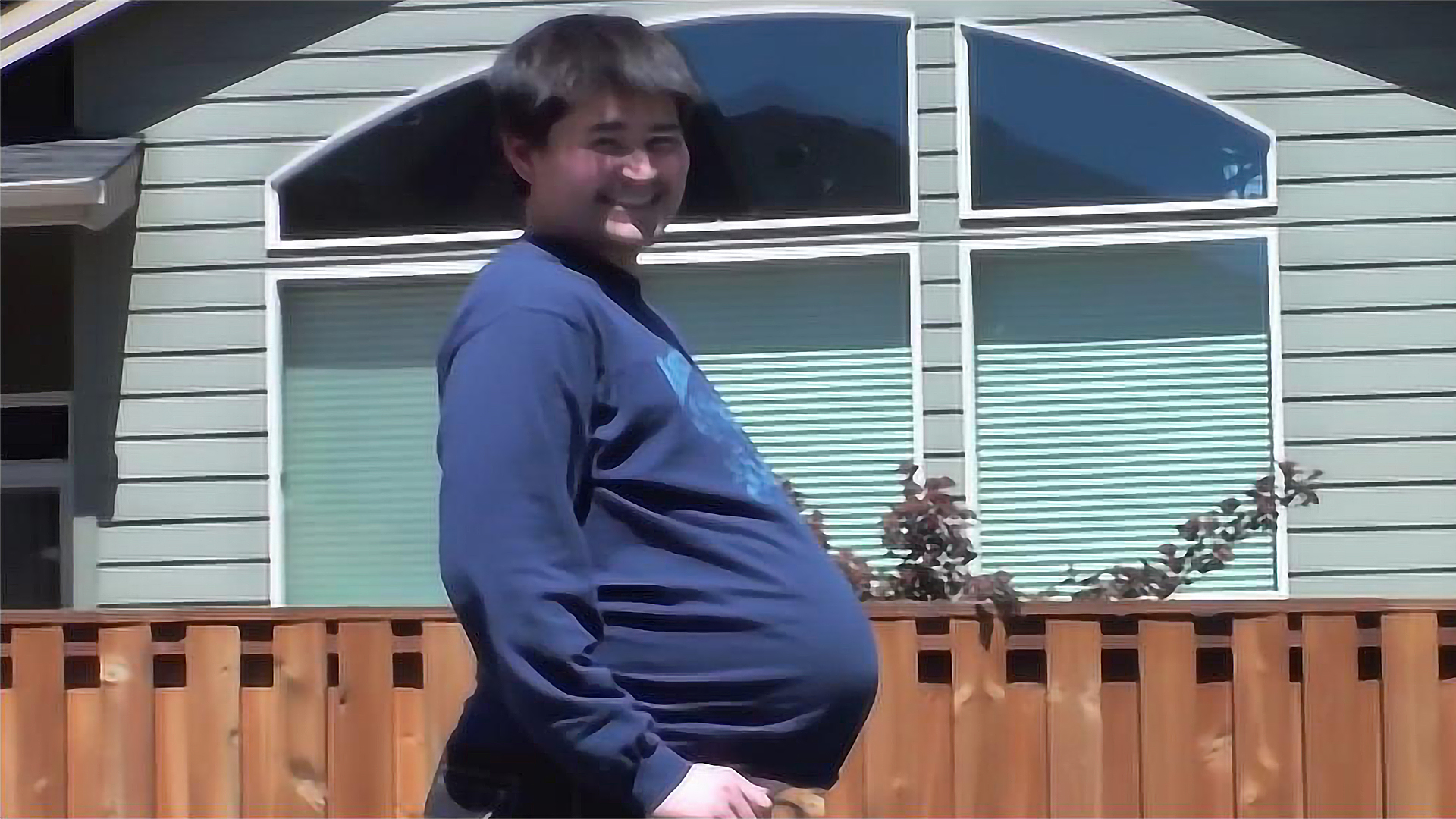 The world's first "man" to give birth to a child, gave birth to three ...