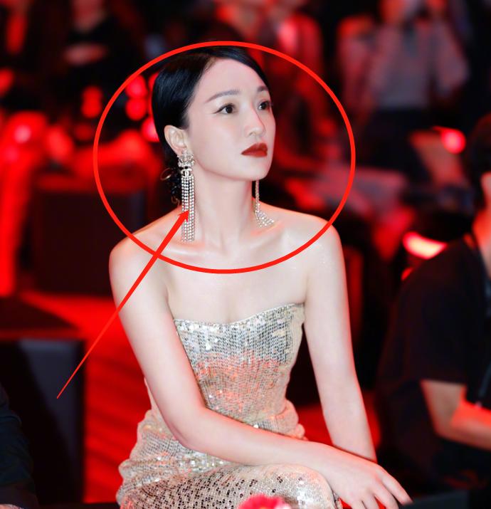 46-year-old Zhou Xun's work picture was exposed, wearing a tight skirt and slim body, but the ...