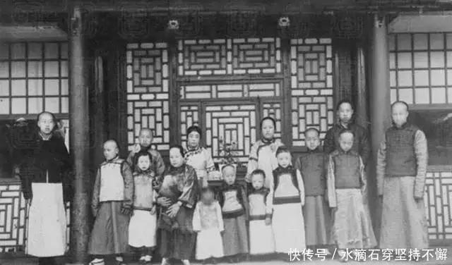 Family photo in late Qing Dynasty - iNEWS