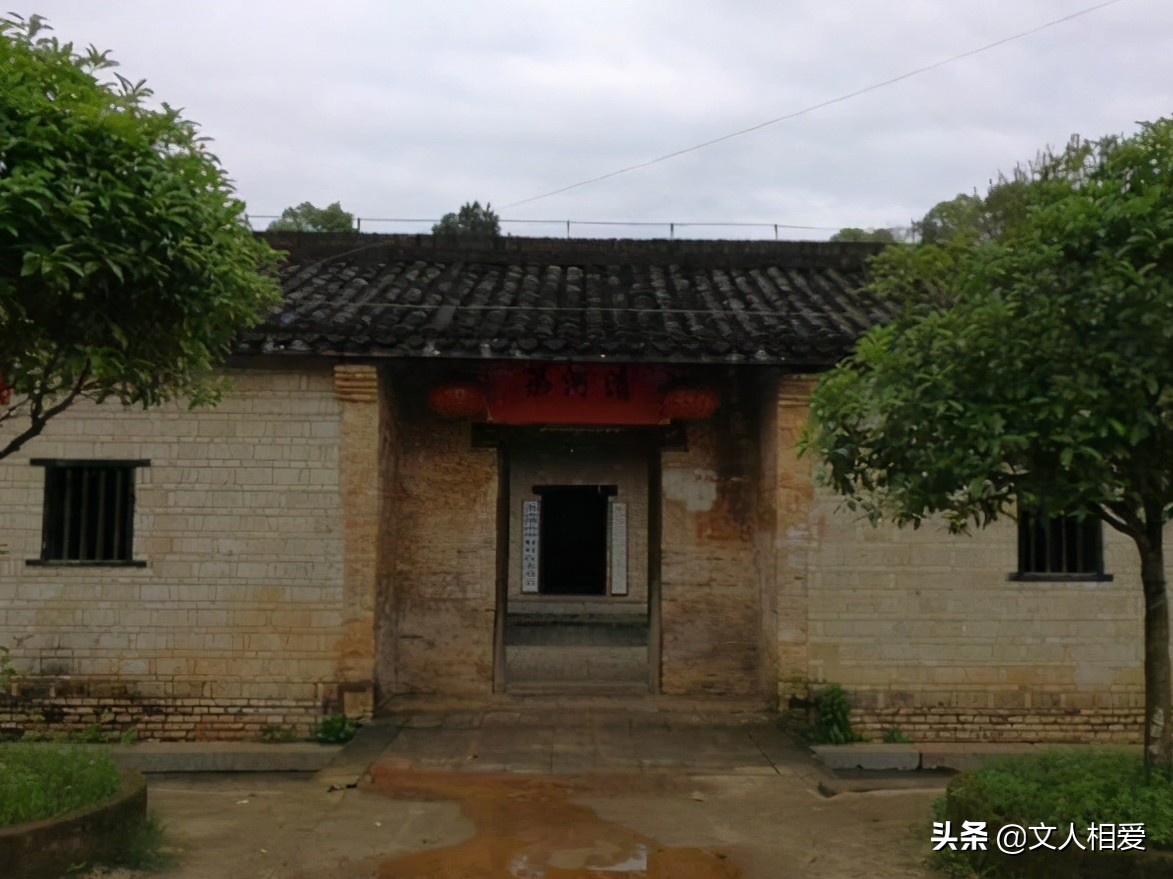 He crossed his eyebrows and condemned the traitor and regarded death as ...