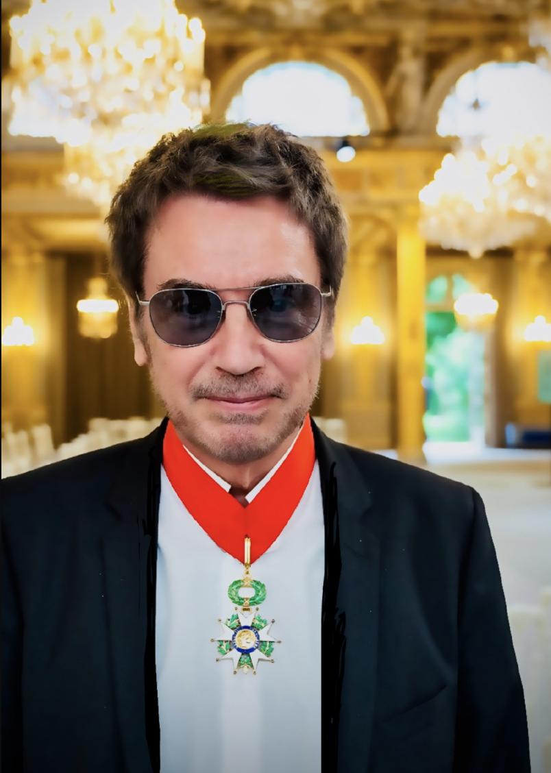 Gong Li's husband won the highest honor!The 72-year-old looks like ...