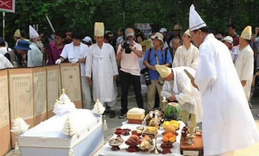 A wonderful cremation ceremony in Korea where the ashes of relatives ...