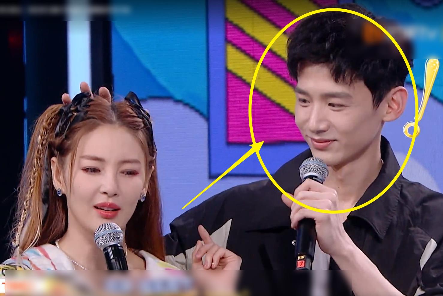 Bai Jingting and Li Zhiting are in the same frame, with a height ...