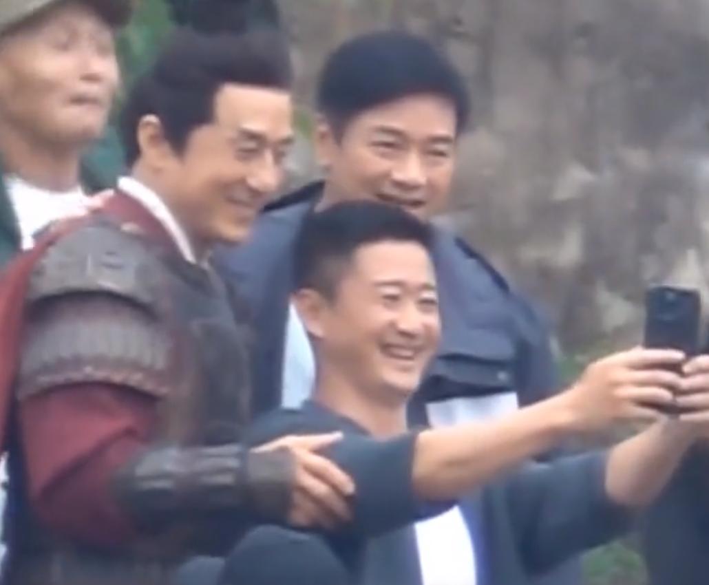 Jackie Chan was filmed on Wu Jing's studio!Hooking up the shoulders and ...
