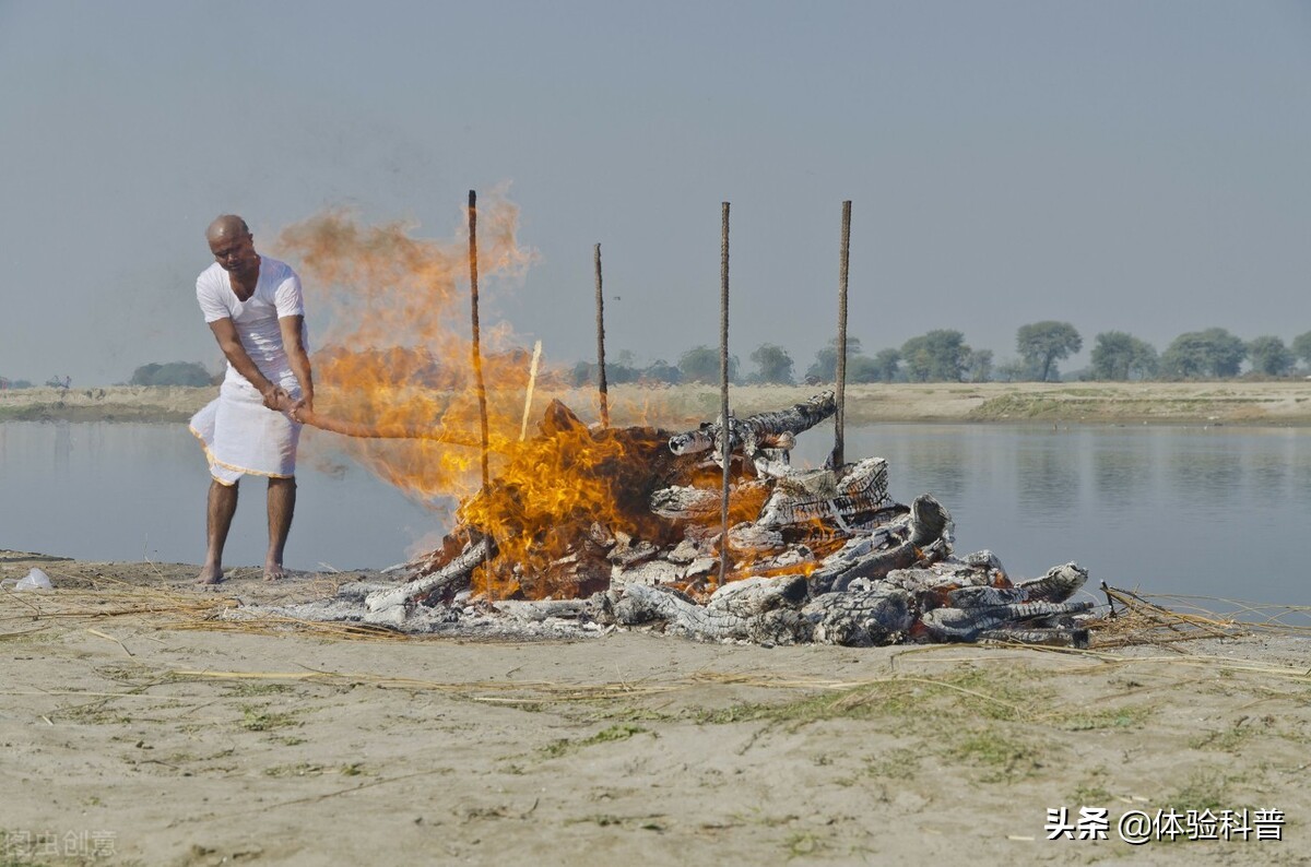 Stool, ashes, super bacteria!The Ganges water has been seriously ...