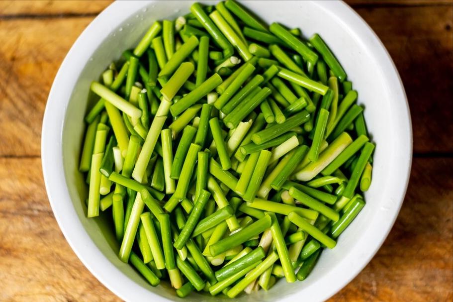 It is a big mistake to stir-fry garlic moss directly in the pot. The ...