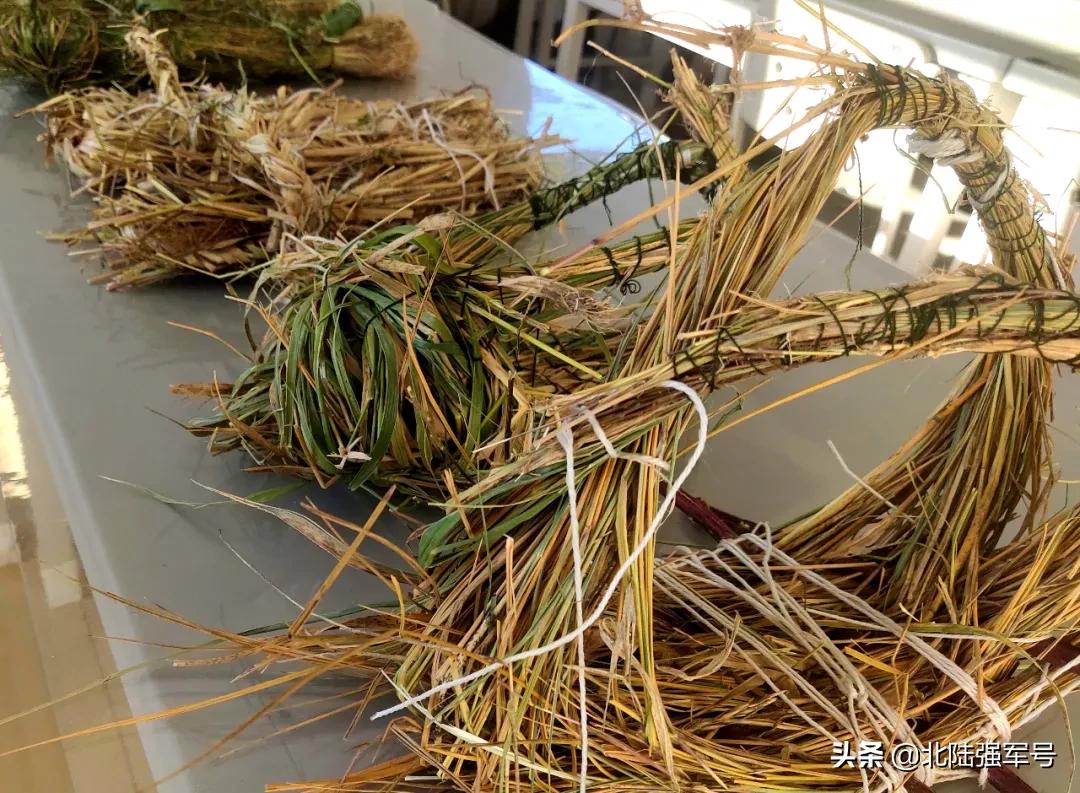 What does it feel like to put on "Red Army straw sandals"?They have a ...