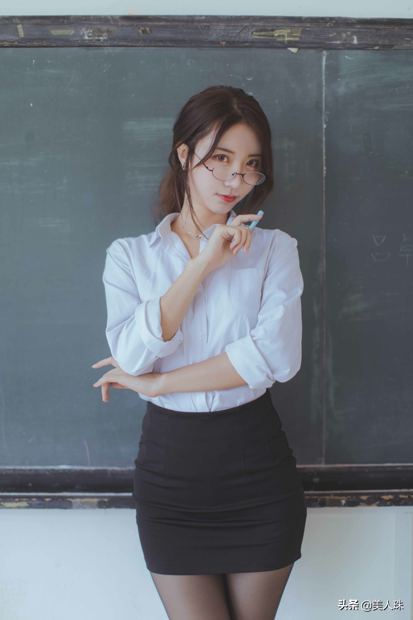 dimensional-girl-kurokawa-teacher-cosplay-inews