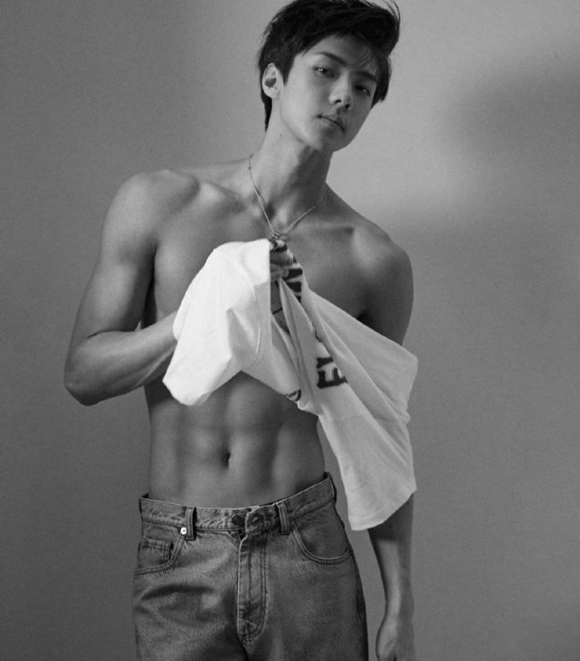 EXO Wu Shixun exposed a corner of the mansion live, frequently speaking Chinese, saying that he ...