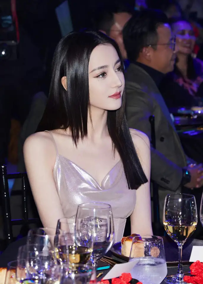 Di Ali Reba's "modeling face" with a suspender liquid skirt, step by ...