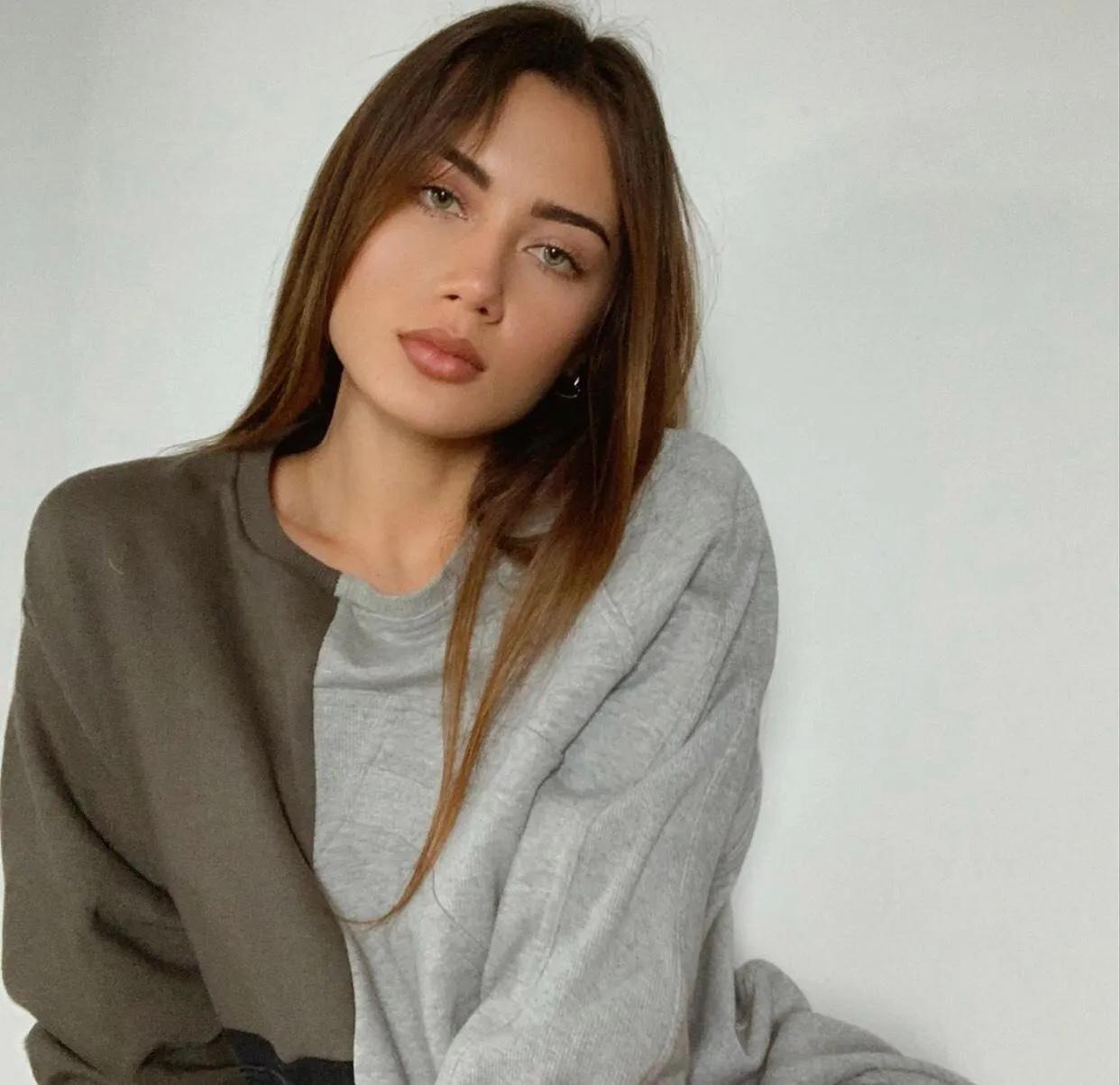 Italian mixed-race model, relying on a hot body to absorb 300W ...