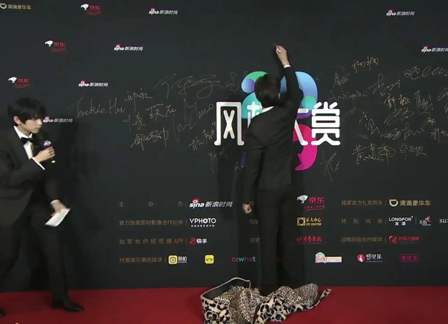 Hui Yinghong walked on the red carpet in thick-soled shoes, Lin Yun ...