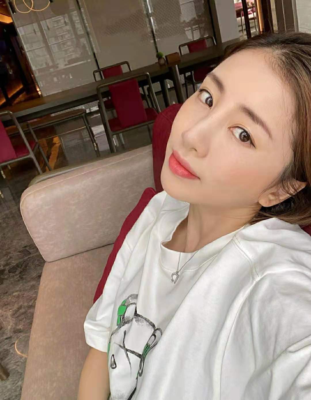 Gymnastics goddess Zhou Jie puts on light makeup photos, her facial ...
