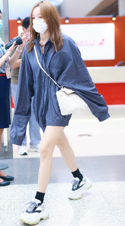 Cheng Xiao's body is super seductive!Loose jacket "missing", leg line ...