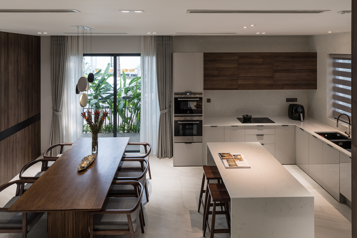 The townhouse of 380 square meters, whether day or night, the ...