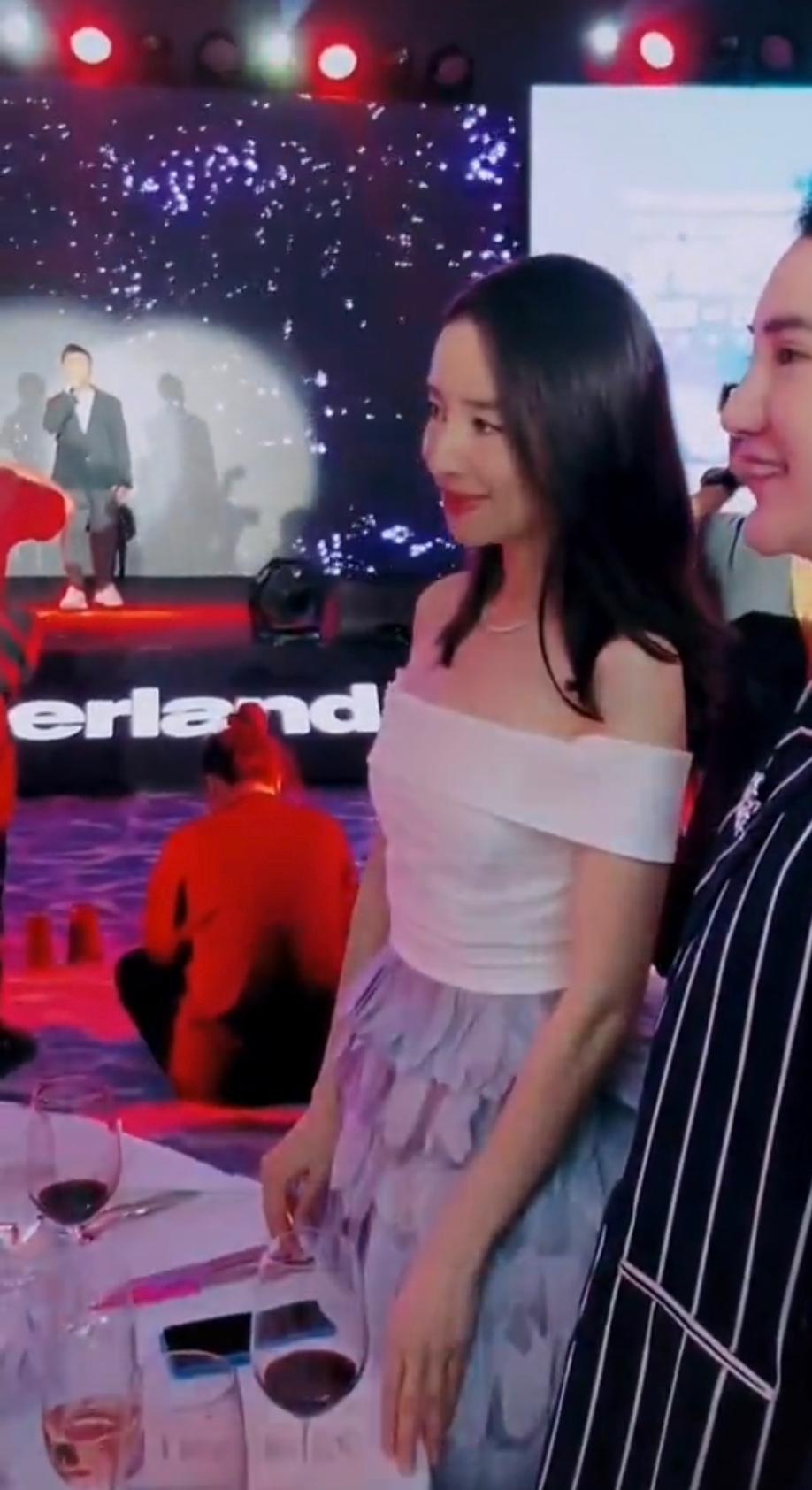 41-year-old Dong Jie appeared in the wine bureau, the environment is ...