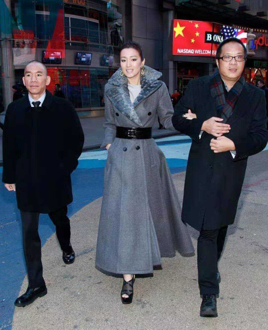 Gong Li wears a too foreign style abroad, with a fur coat and sandals ...