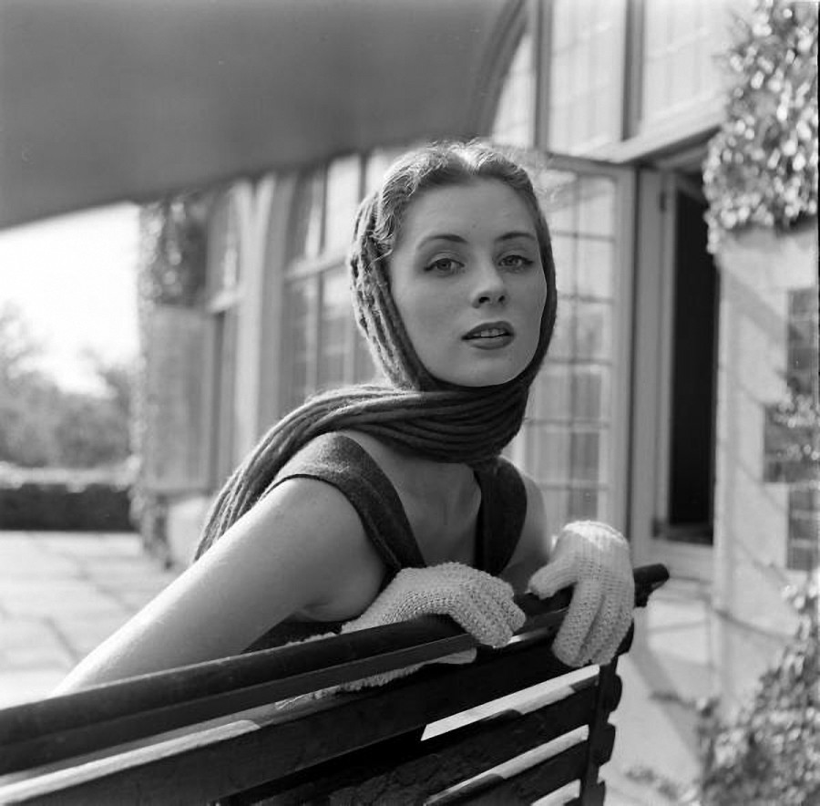 Portrait of Nina Leen - iNEWS