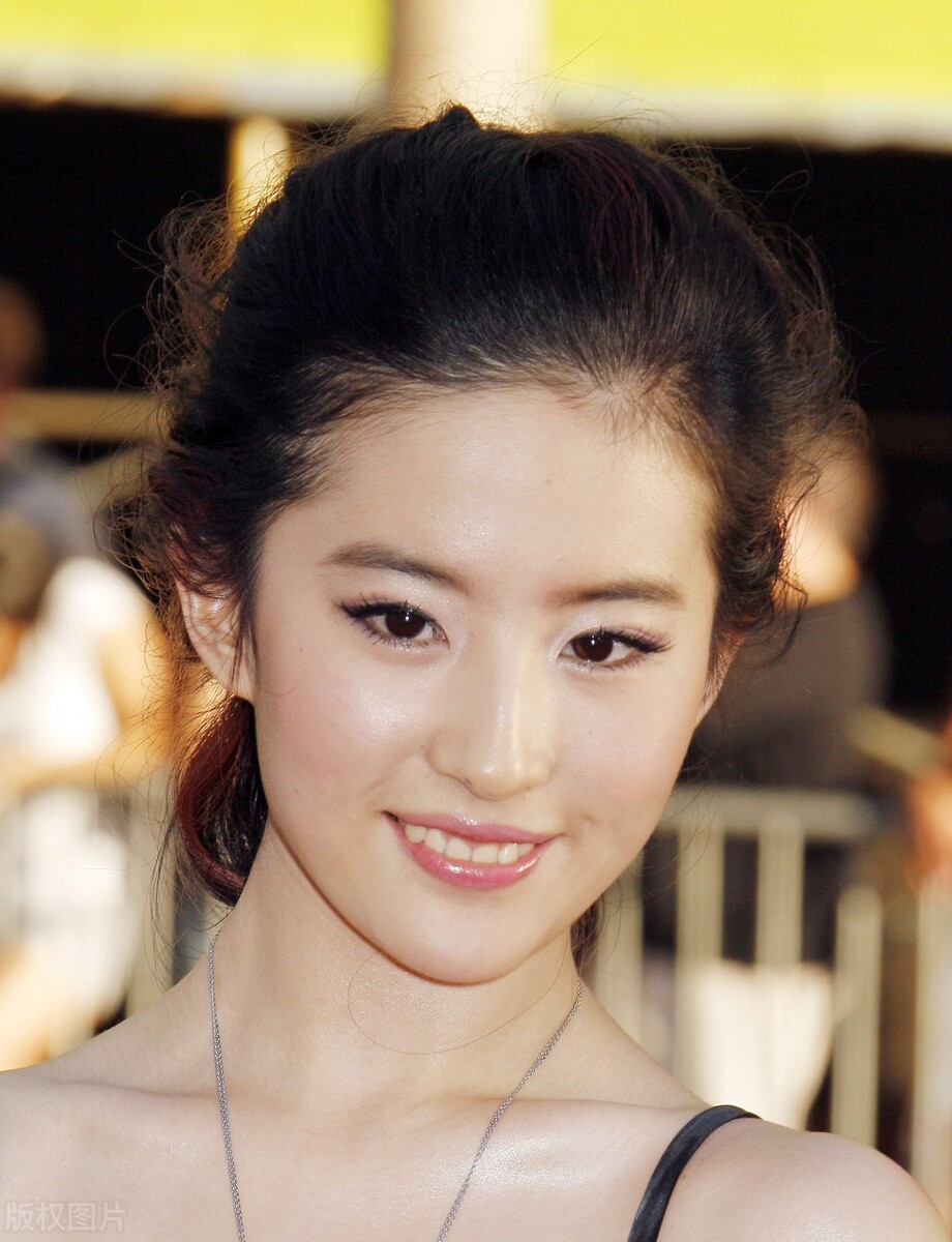 Chen Jinfei held the red Liu Yifei in one hand and held a 1.8 million ...