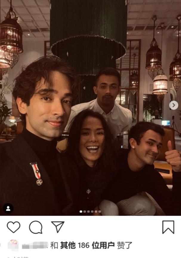 Wei Wei's eldest son took a family portrait, and his family's four ...