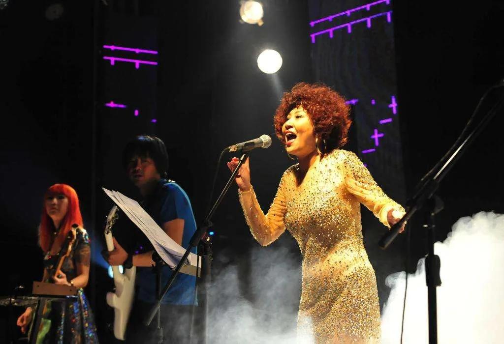 The Chinese disco queen, 53-year-old Zhang Qiang is still working hard ...