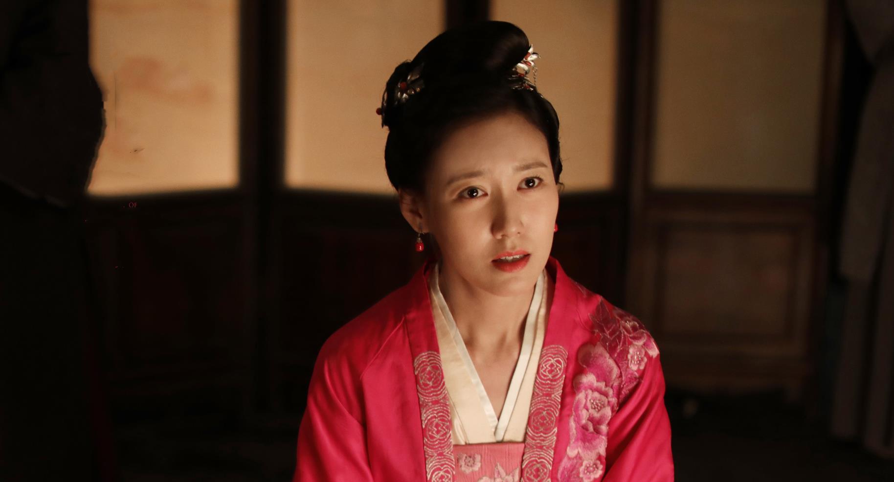 The actress Gao Lu, who knows that Jin Dong has a wife and is holding his arm in public, has a ...