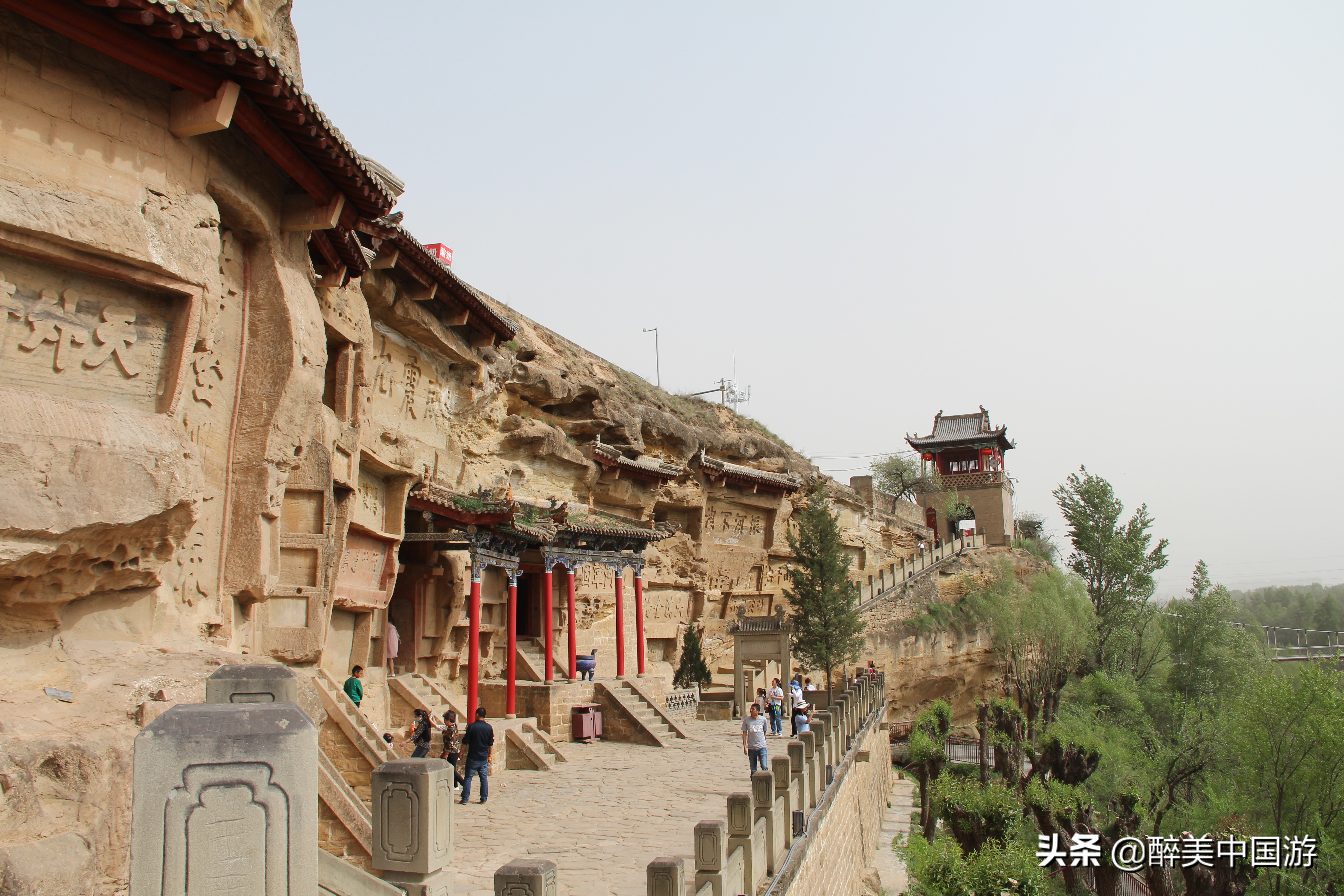 Visit the Hongshi Gorge scenic area, the river flows through the gorge ...