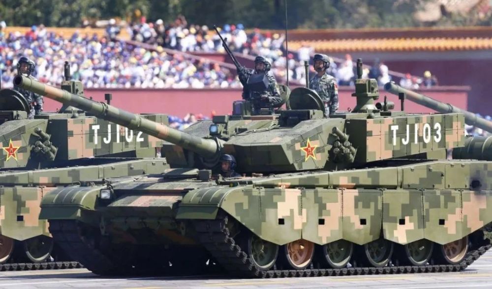 China's 99A main battle tank shows its stunts on the battlefield, the ...