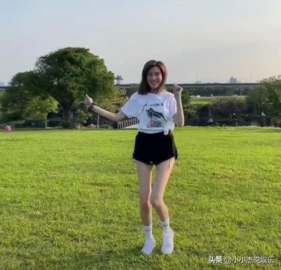 Chen Ruoyi dances on the lawn, the skin is white and the long legs ...