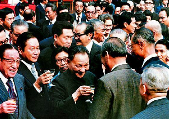 In 1978, at the unexpected moment of Deng Xiaoping's visit to Japan, 100 million Japanese became ...