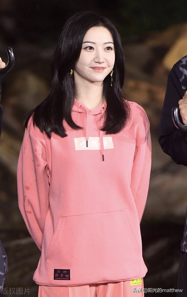 Street shot: Jing Tian pink sweater suit casual and sweet - iNEWS