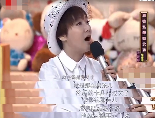 Singer Zhou Yanhong sits on the bed and sings with a wine bottle ...