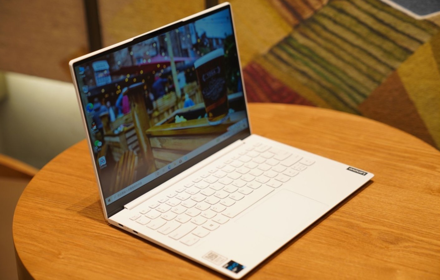 A laptop less than 1kg, that is really reducing the burden on travel ...