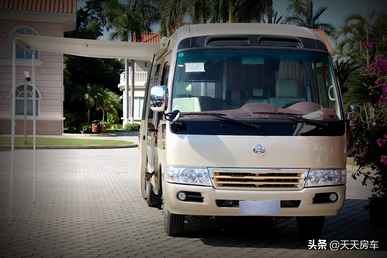 Bigger than MPV, more powerful, more practical! Check out the Coaster ...