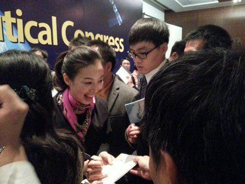 Wang Yaping's 50-minute lecture was broadcast live worldwide, which was ...