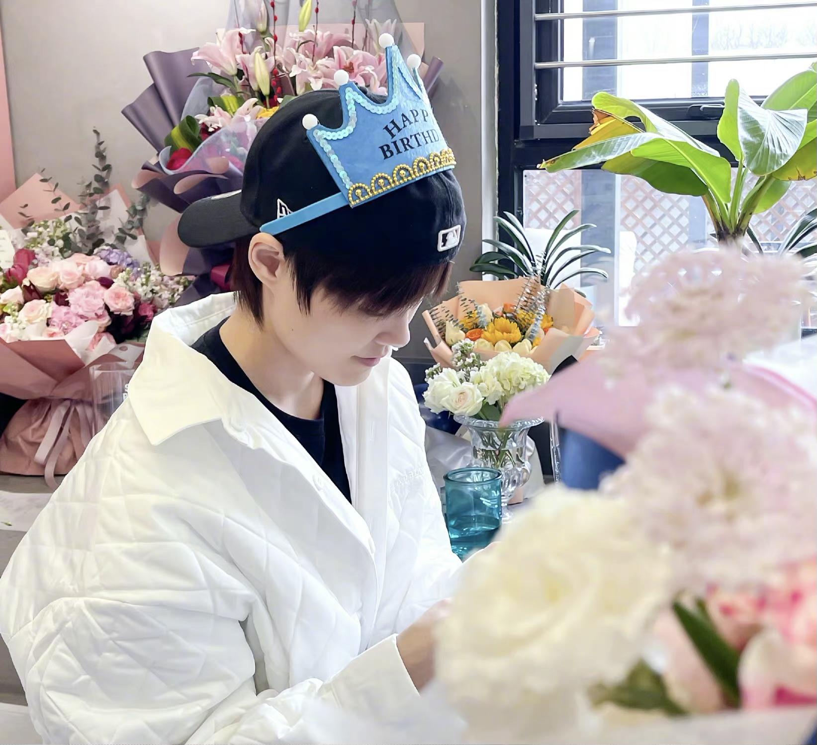 Li Yuchun showed idol meaning, birthday was donated by fans, and the ...