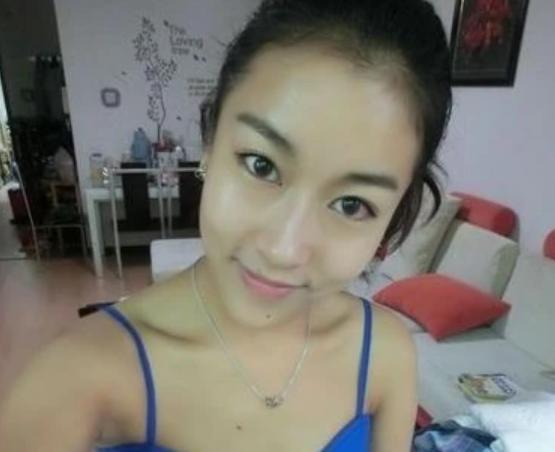 Jike Junyi showed off his figure in a cropped umbilical outfit, enthusiastically took a photo ...