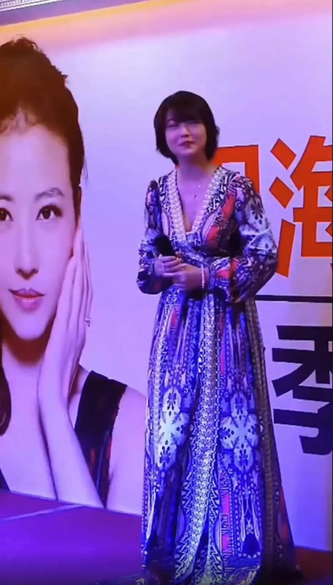 55-year-old Zhou Haimei appeared on stage to sing and regained her best ...